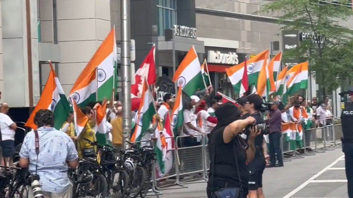 कनाडा में खालिस्तानियों ने भारतीय ध्वज पर किया हमला भारतीयों ने तिरंगा लहराकर दिया करारा जवाब